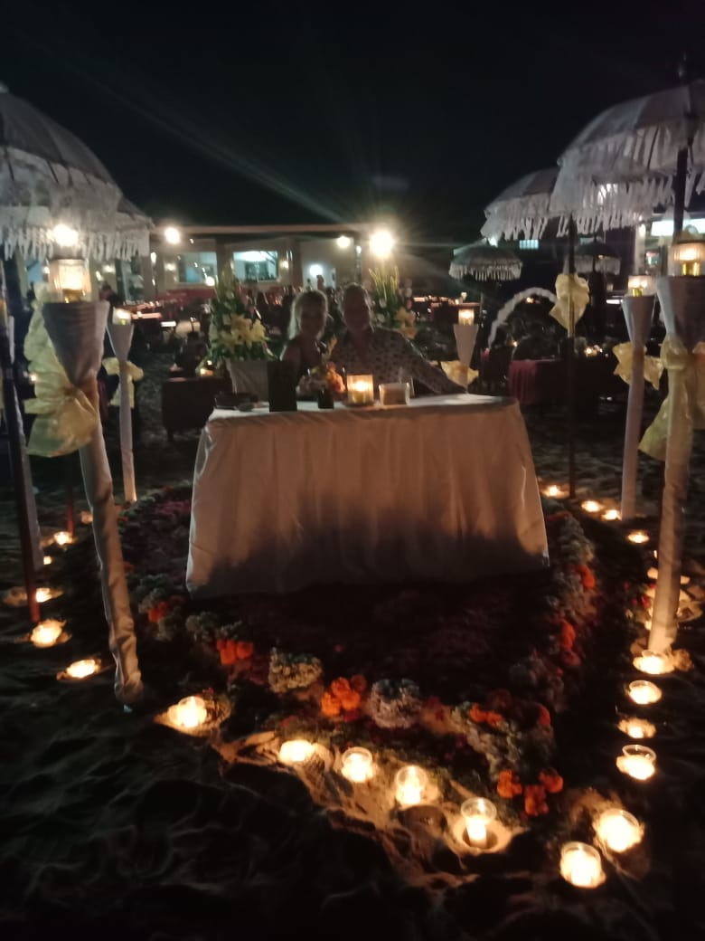 honeymoon dinner at sunset dinner beach jimbaran – Jimbaran Bay Seafood ...